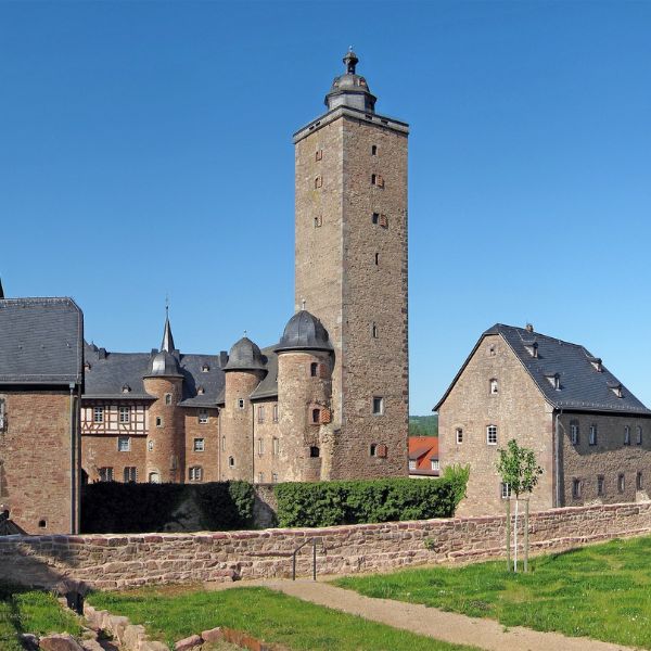 What's the Difference Between Palace and Castle?